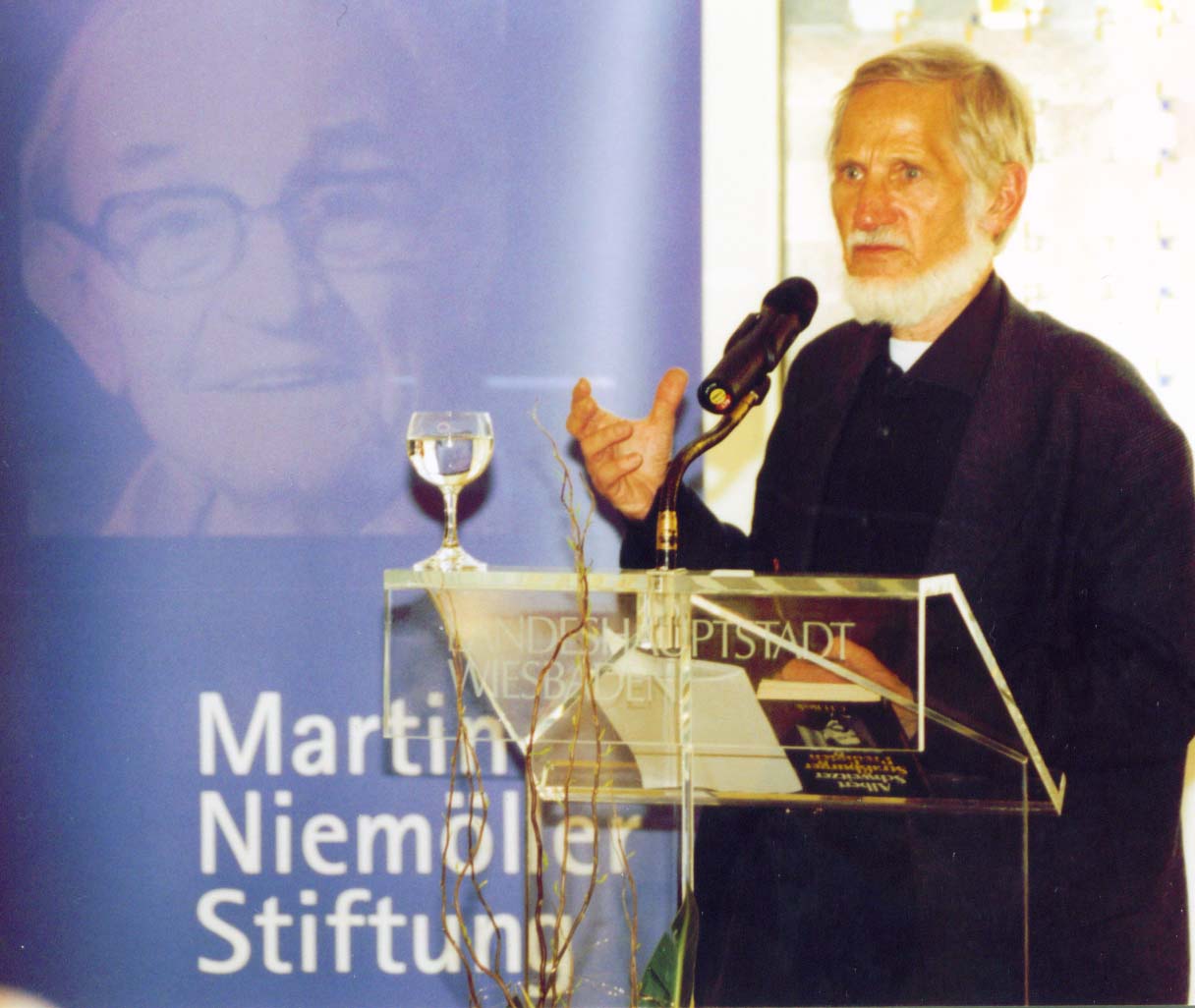 „Sie tragen die Last der Hoffnungen“ (2004) – Martin Niemöller Stiftung